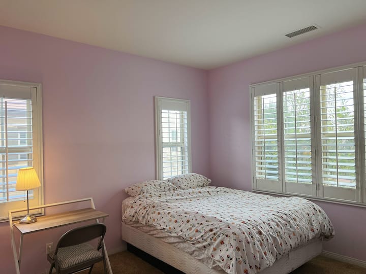 Warm & Bright Guest Bedroom - Irvine, CA