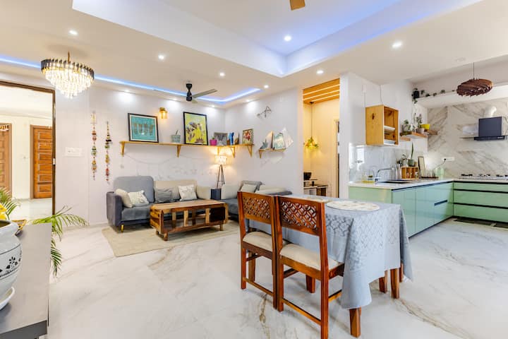 Aaron Serene | Bright | Nature-inspired | Artistic - Rishikesh