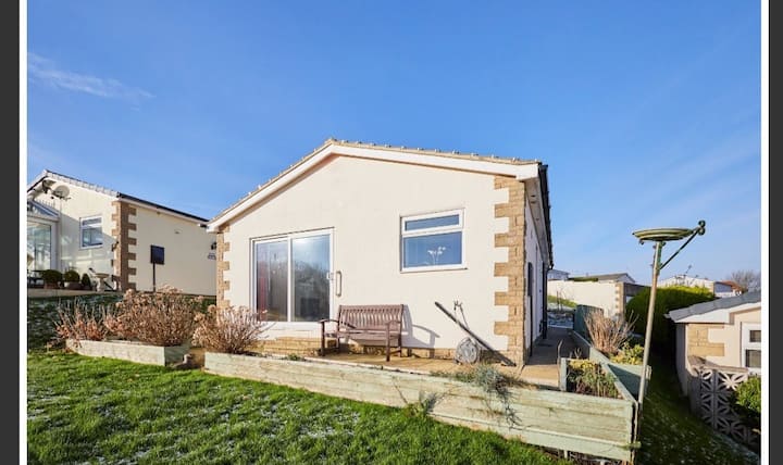 Beach View 2 Bedroom Bungalow With Fab Sea Views - Scarborough