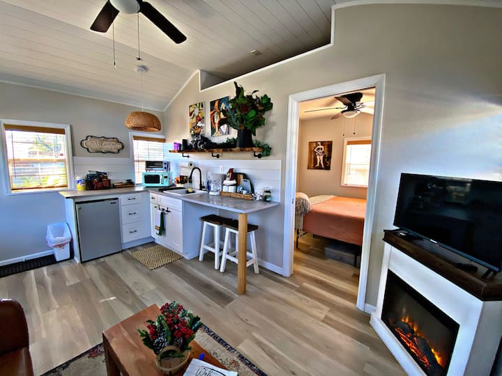 Centrally Located Cozy 1-bed Private Cottage! - St. Petersburg, FL