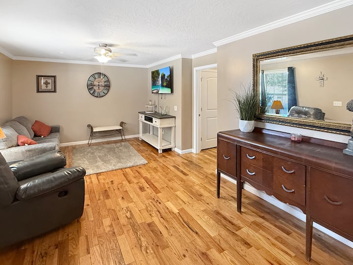 Quiet House * Hot Tub * Back Porch * Coffee Area - Guntersville, AL