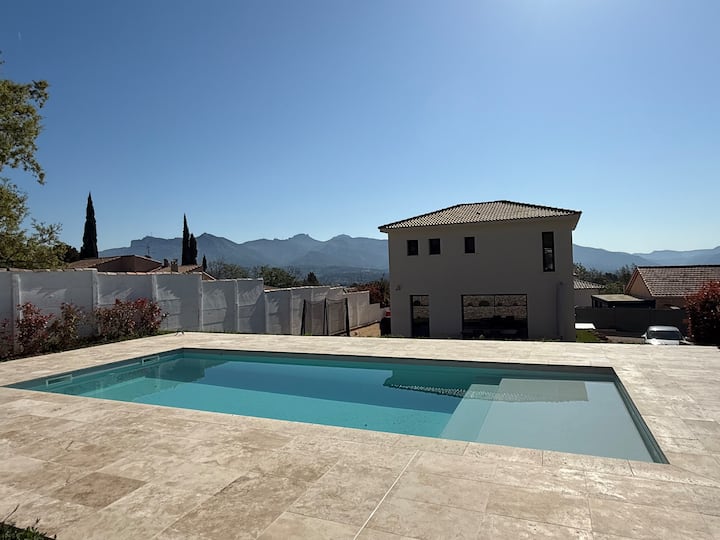 Maison Familiale Au Garlaban Avec Piscine Privée - Aubagne