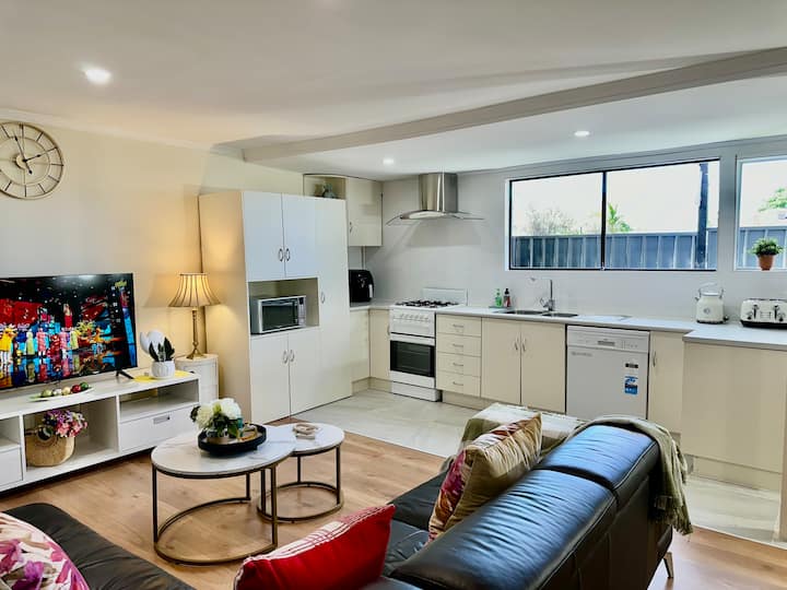 Woodville Gardens Home In Great Location - Adelaide