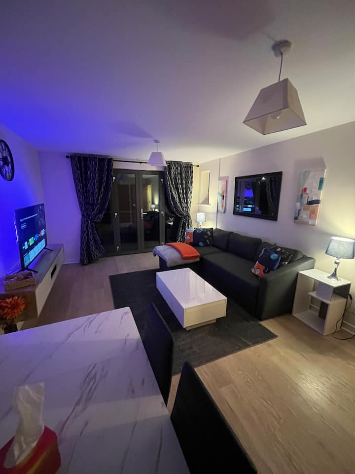 Modern City Centre Apartment With Canal Views - Wolverhampton