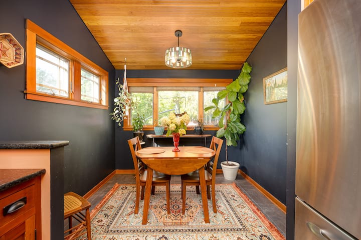 'Echoes Inn' Artsy, Cozy Bungalow-huge Fenced Yard - Ann Arbor, MI