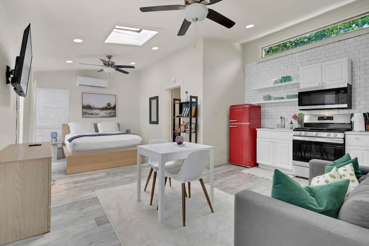 Bright Modern Studio | Walk Atx Hotspots & Music - Austin, TX