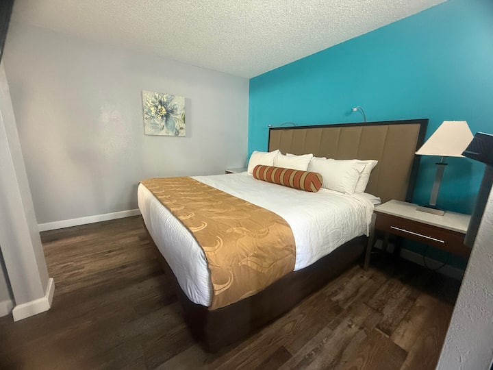 Naval Suites – Queen Bed Couch Kitchen Handicap - Port Orchard, WA