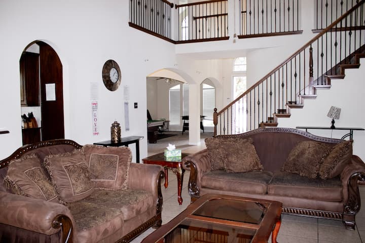 Spacious 4200 Sqft | 6 Bdrms 4 Bath | Gym |Pets Ok - Frisco, TX