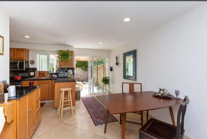 Peaceful Room Next To Moonlight Beach - Encinitas, CA