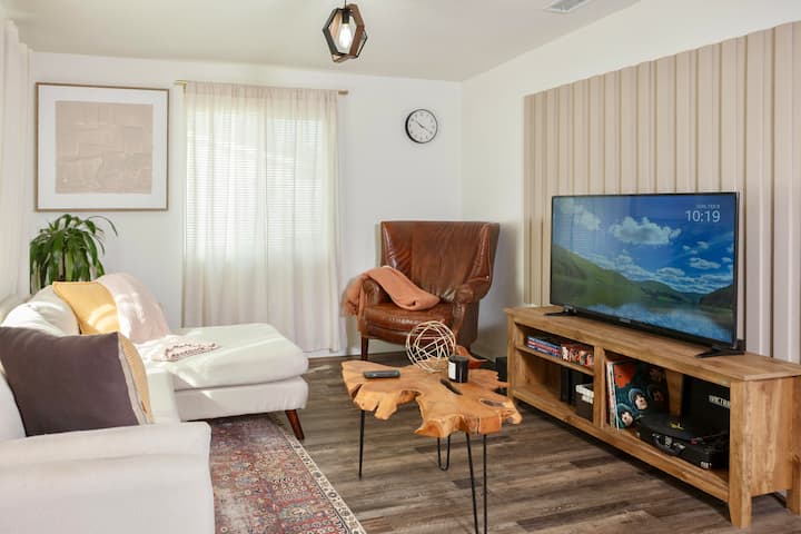 Central Modern All-in-one Home - Los Alamitos, CA