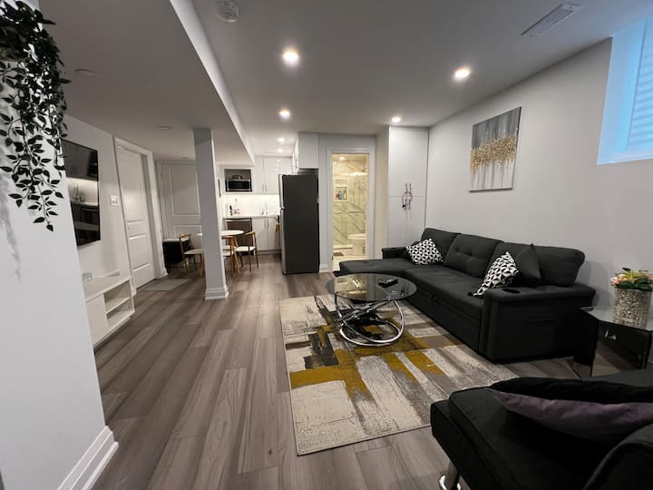 Cozy 2 Bedrooms Modern Basement Suite With Parking - 미시소거