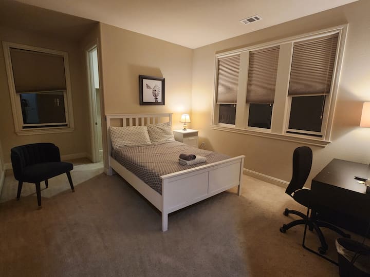 Stylish Large Tranquil Room W/ 2 Beds - Livermore