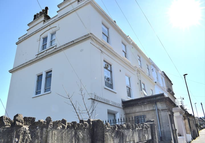 Georgian Townhouse • Free Parking • Great Views - Bath