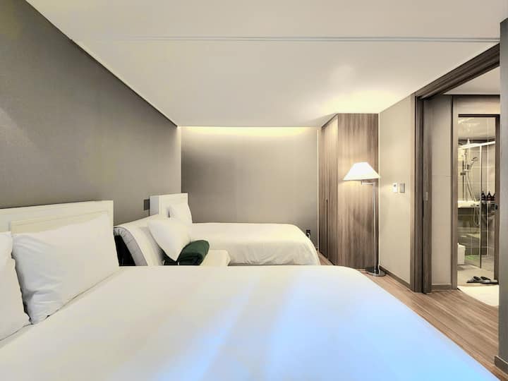 L12-1[신축/합법숙소][핵심번화가/해운대 해변5분/지하철역 3분/짐보관/정수기/ott] - South Korea