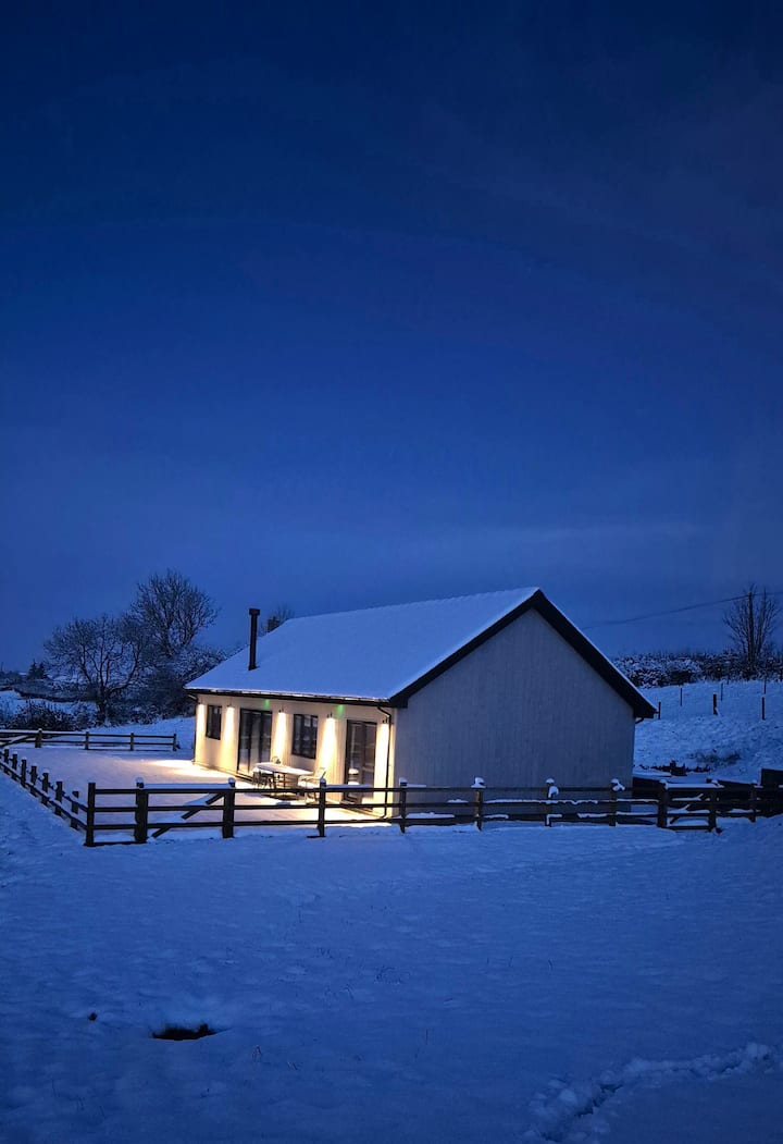 Lara | Luxury Rural Mid Wales Lodge & Hot Tub - North Wales