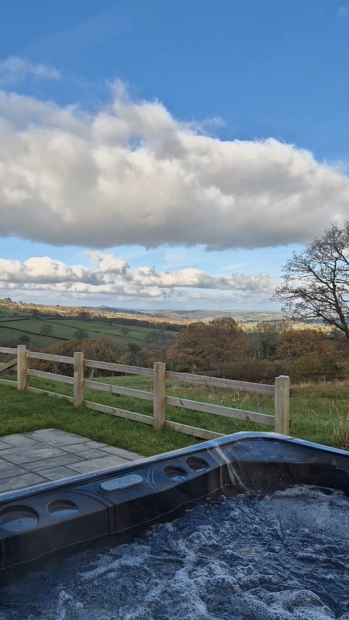 Lara | Luxury Rural Lodge With Hot Tub, Mid Wales - Kerry