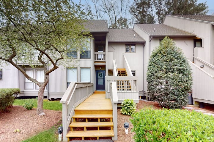 Sea Colony Villa: Beach 12 Pools & Central Ac - Bethany Beach, DE