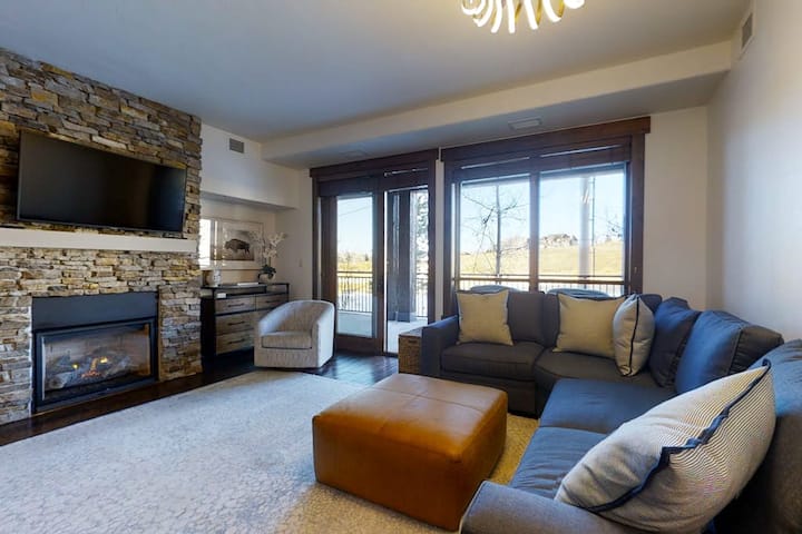 Stylish 2br Trailhead Lodge | Balcony | Pool - Steamboat Springs, CO