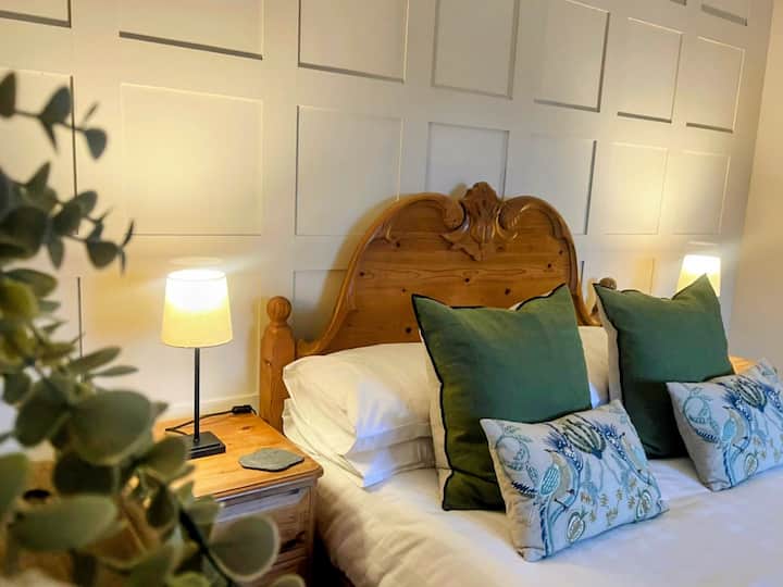 The Wild Boar - Cosy Double Room With Breakfast - Laugharne