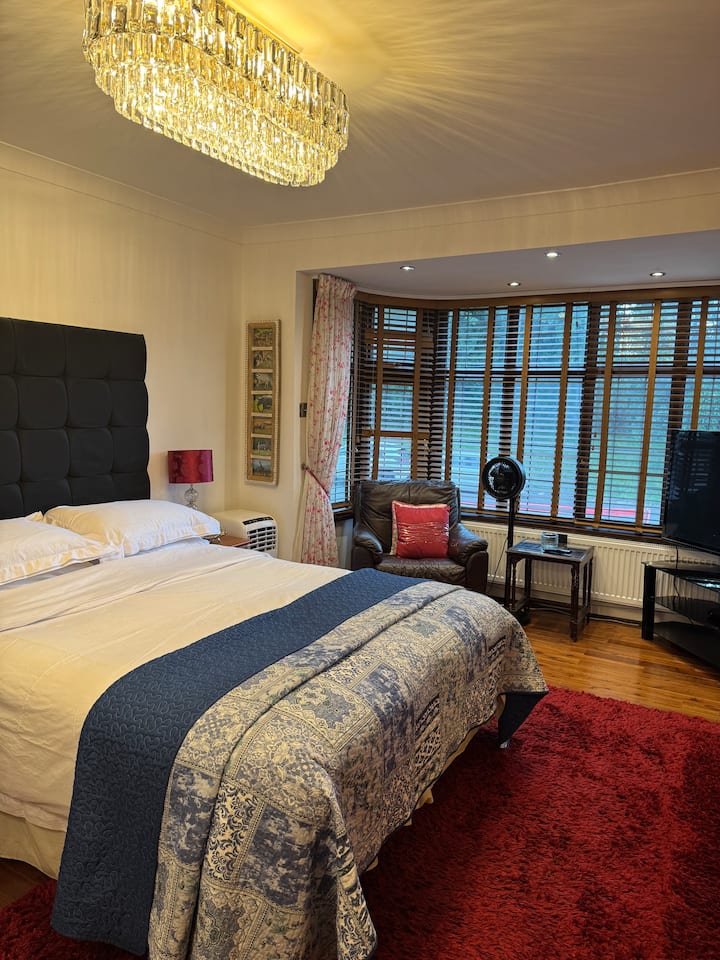 Spacious Double Bedroom With Family Bathroom - Harrow