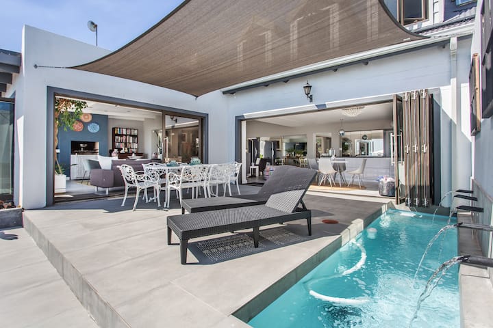 Villa Blau 
Beachfront Beach House Grotto Bay - Grotto Bay
