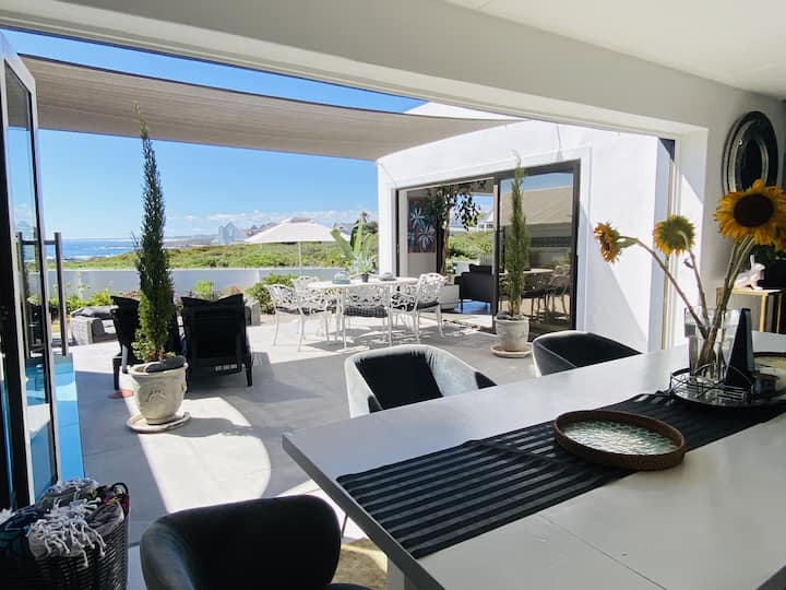Villa Blau 
Beachfront- Beach House Grotto Bay - Grotto Bay