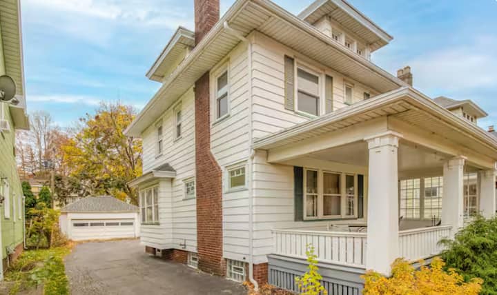 5br Family Home •Near Downtown• Sleeps 10 - Rochester, NY