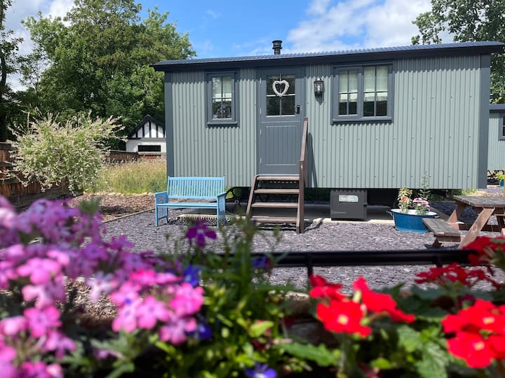 Idyllic Shepherds Hut - Settle