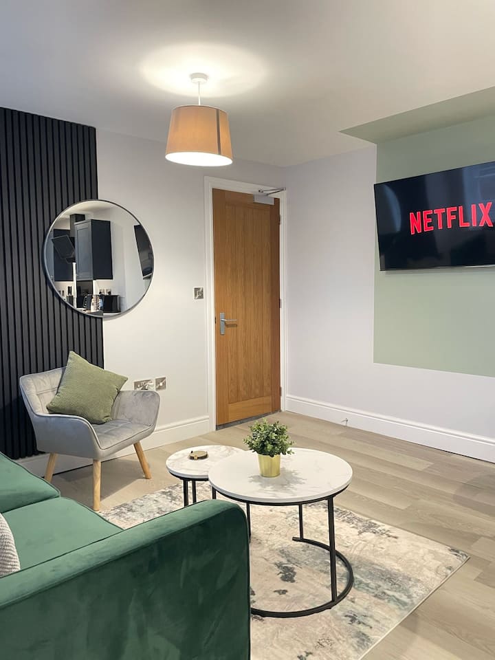 Deluxe 2 Bdr Living |  Free Parking + Wifi - Nottingham