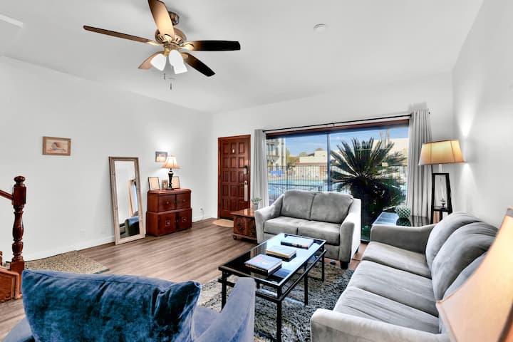 2b2b 2-story Poolside Townhouse In Central Oc - 芳泉谷