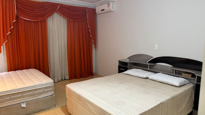Quarto Amplo Em Maringá. - Maringá