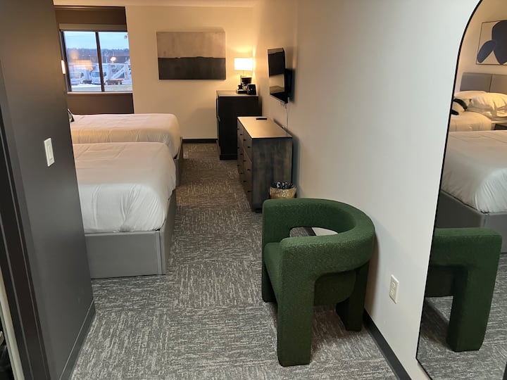 2 Queen Beds - Lititz Pointe Inn - Room 102 - Lititz, PA