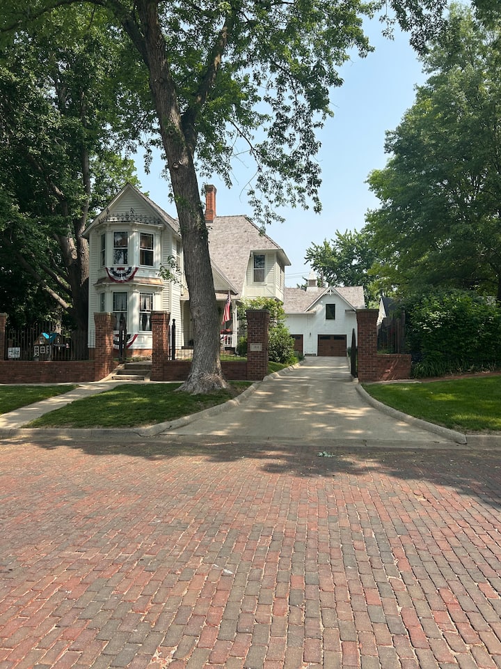 Historic 1887 Carriage House + Hot Tub + Downtown - Nebraska City, NE