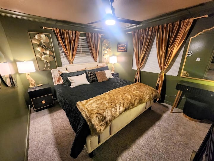 New! Romantic Art Deco King Room - Big Bear, CA