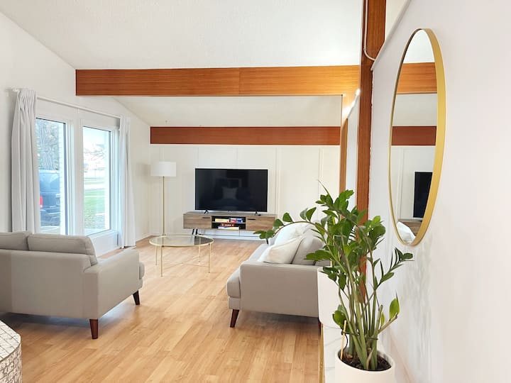 Spacious Cabin-inspired City Stay W/ Dreamy Yard - Manitoba
