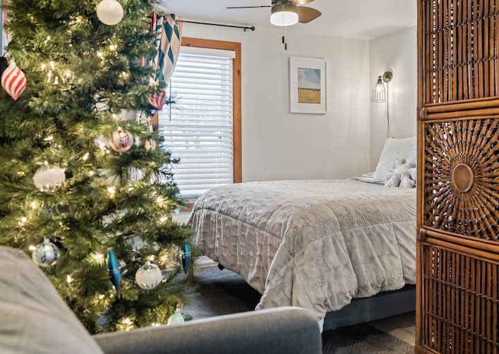 "The Huckleberry Inn" - Cozy Winter Getaway - Michigan