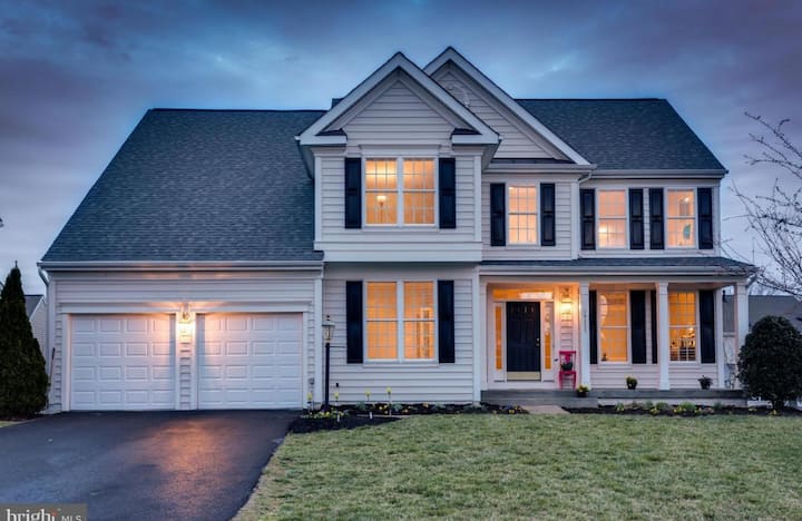 King Bed Room | Outdoor Bbq | Playroom | Kitchen - Clifton, VA