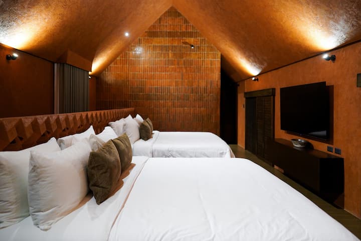 Ochre House | Private Salt Water Pool | Near Clark - Angeles