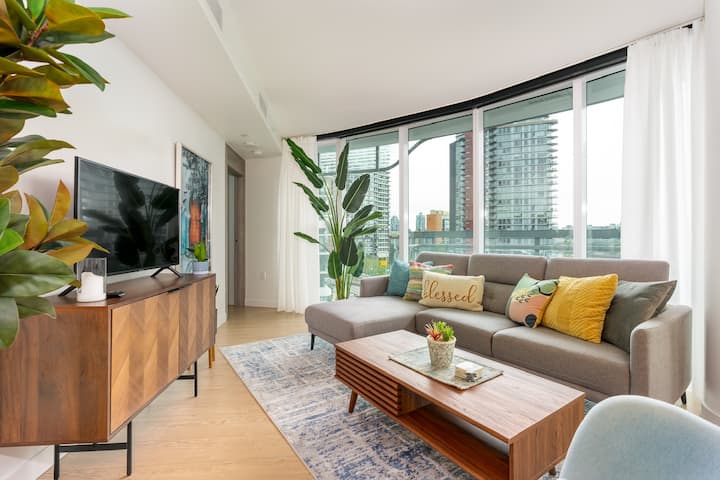 Charming Modern Close2seawall - 2bed/2bath&parking - British Columbia