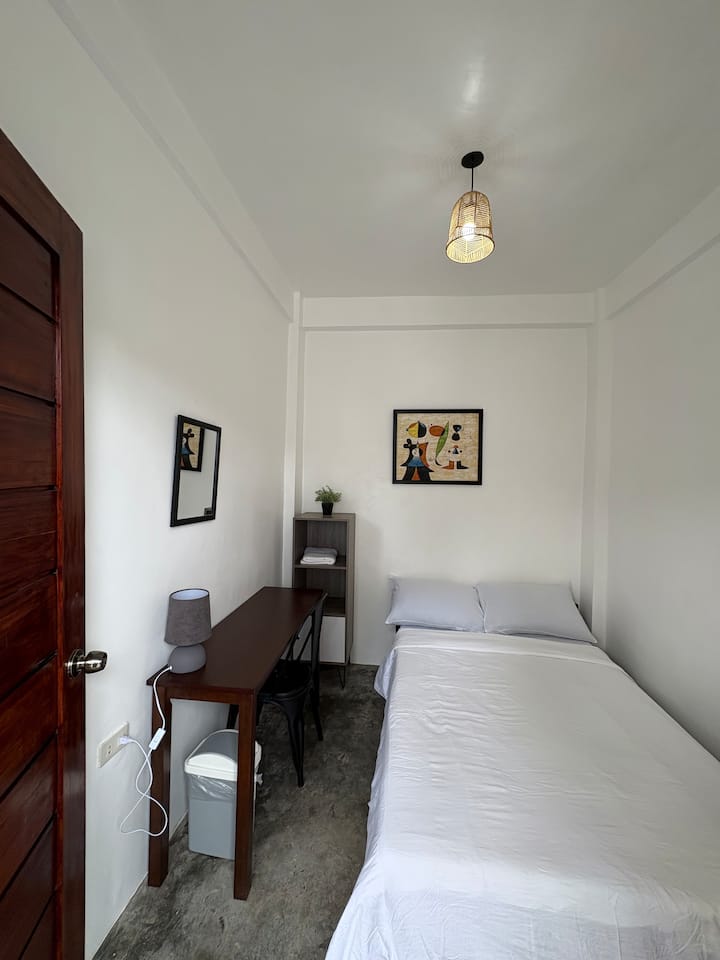 Relax In Our Budget Room With Shared Toilet - Dumaguete