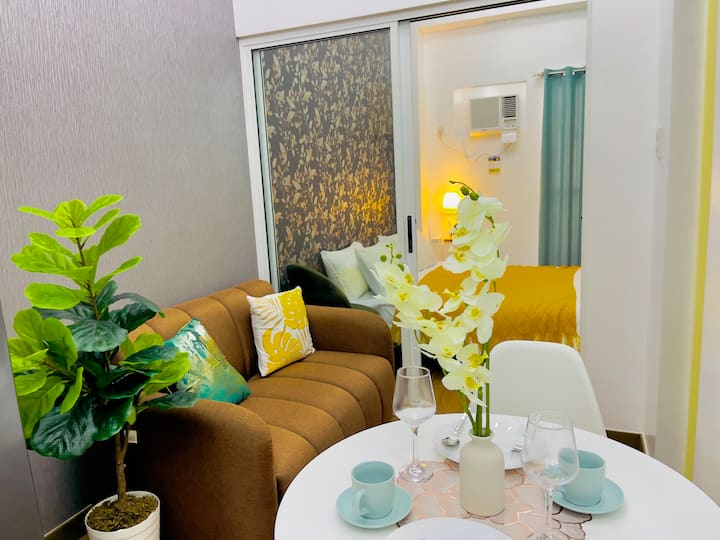 Luxurious 1br Penthouse W/ Stunning View:55inch Tv - Quezon City