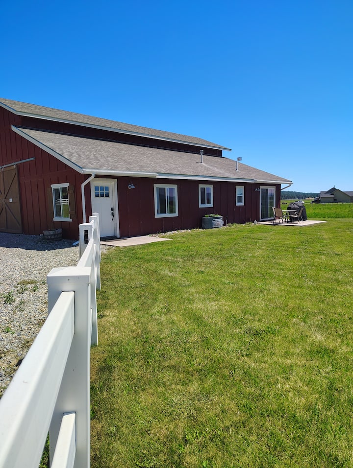 Country Charm-barn Suite Getaway - Glacier National Park