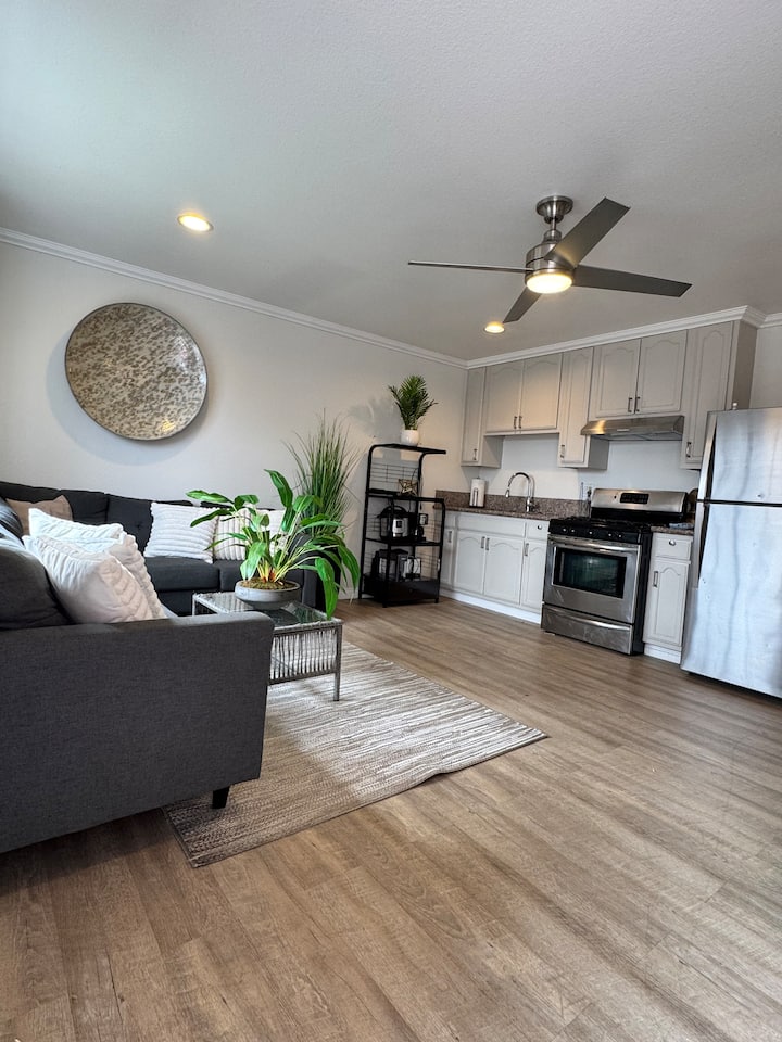 Charming Guesthouse W/patio - El Segundo, CA