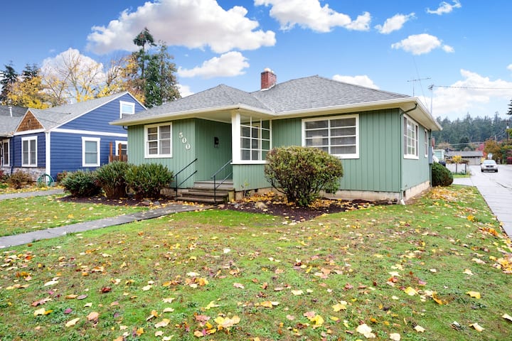 Convenient, Comfy & Charming Mid-century Bungalow - Silverton, OR