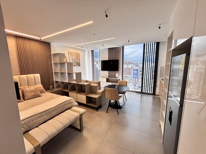 Luxury Airbnb With City View, Pool, Gym - Quito