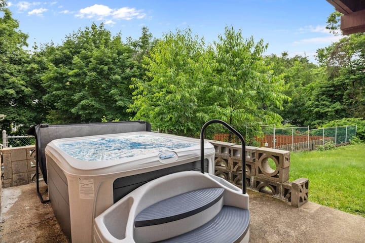 Mount Washington | Deck & Hot Tub | Sleeps 16 - Pittsburgh, PA