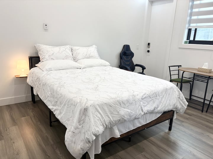 Birdnest Suites-brand New 1 Bedroom With Queen Bed - Surrey