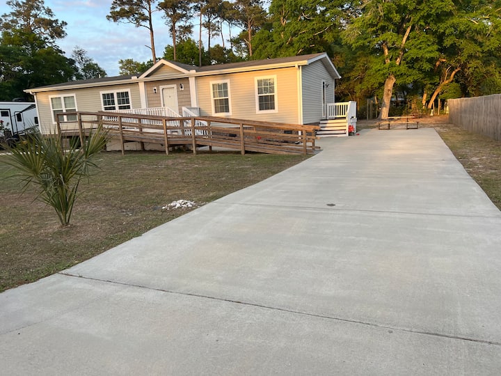 Cozy 3br • 6 Min To Beach • Family Friendly - Holden Beach, NC