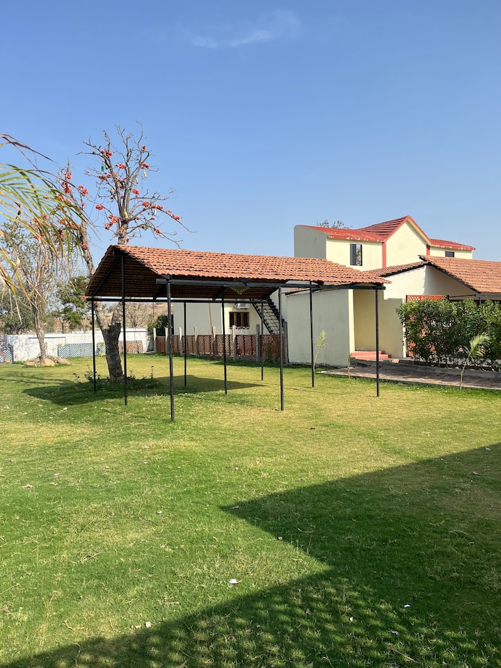 Rudyz Farm Mhow Cozy Pool Jacuzzi Garden Cottages - Mhow