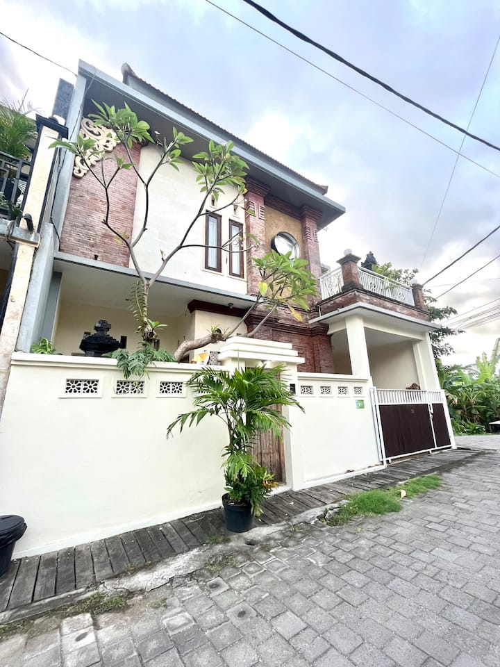 2 Br Alinka Homestay - Denpasar